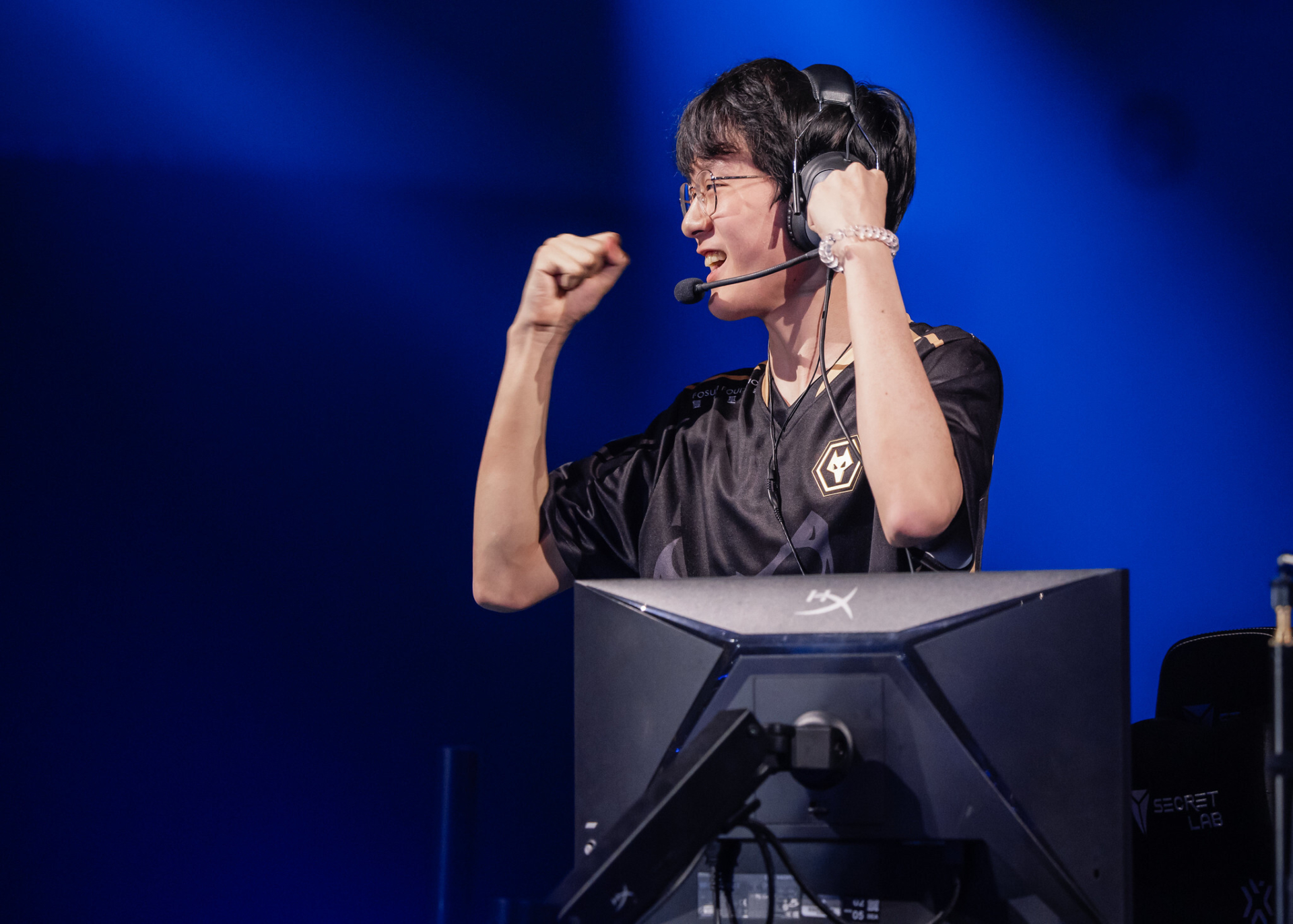 Wolves segue encantando e vence RRQ nos playoffs do Masters Toronto - VZone